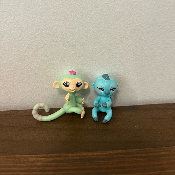 Toys | Fingerlings Minis Blind Bag Series Duke Teal Sloth Figure 15 ...